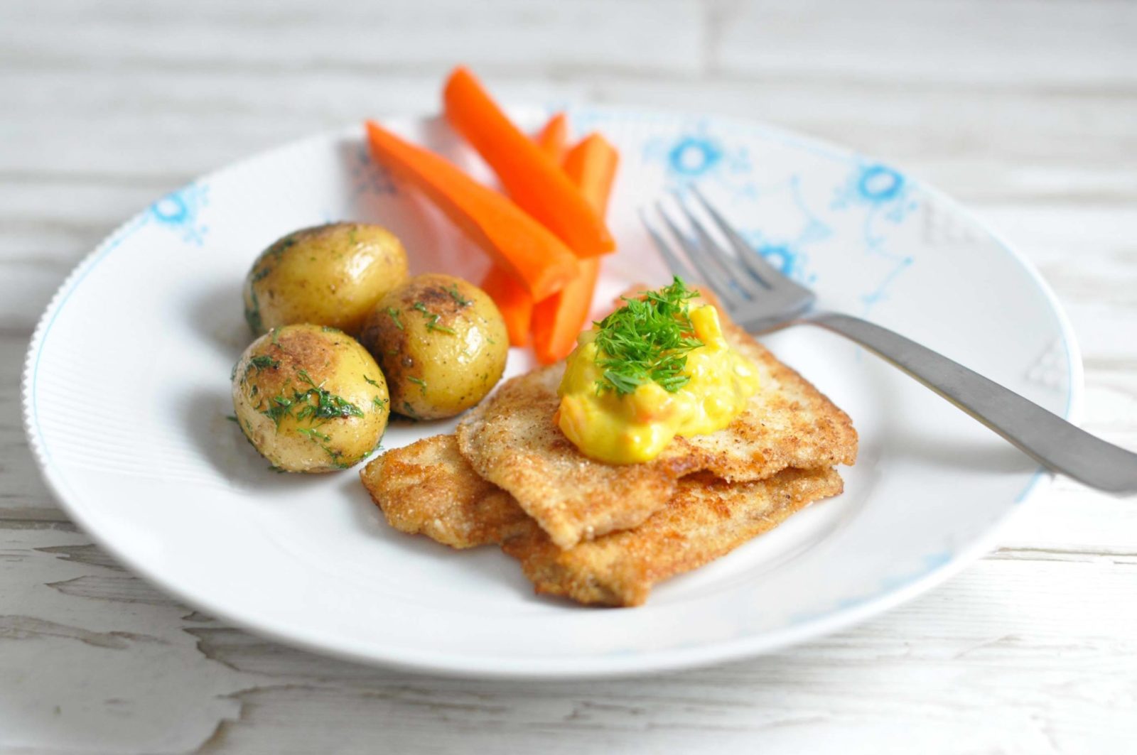 Plaice fillets with homemade remoulade and potatoes