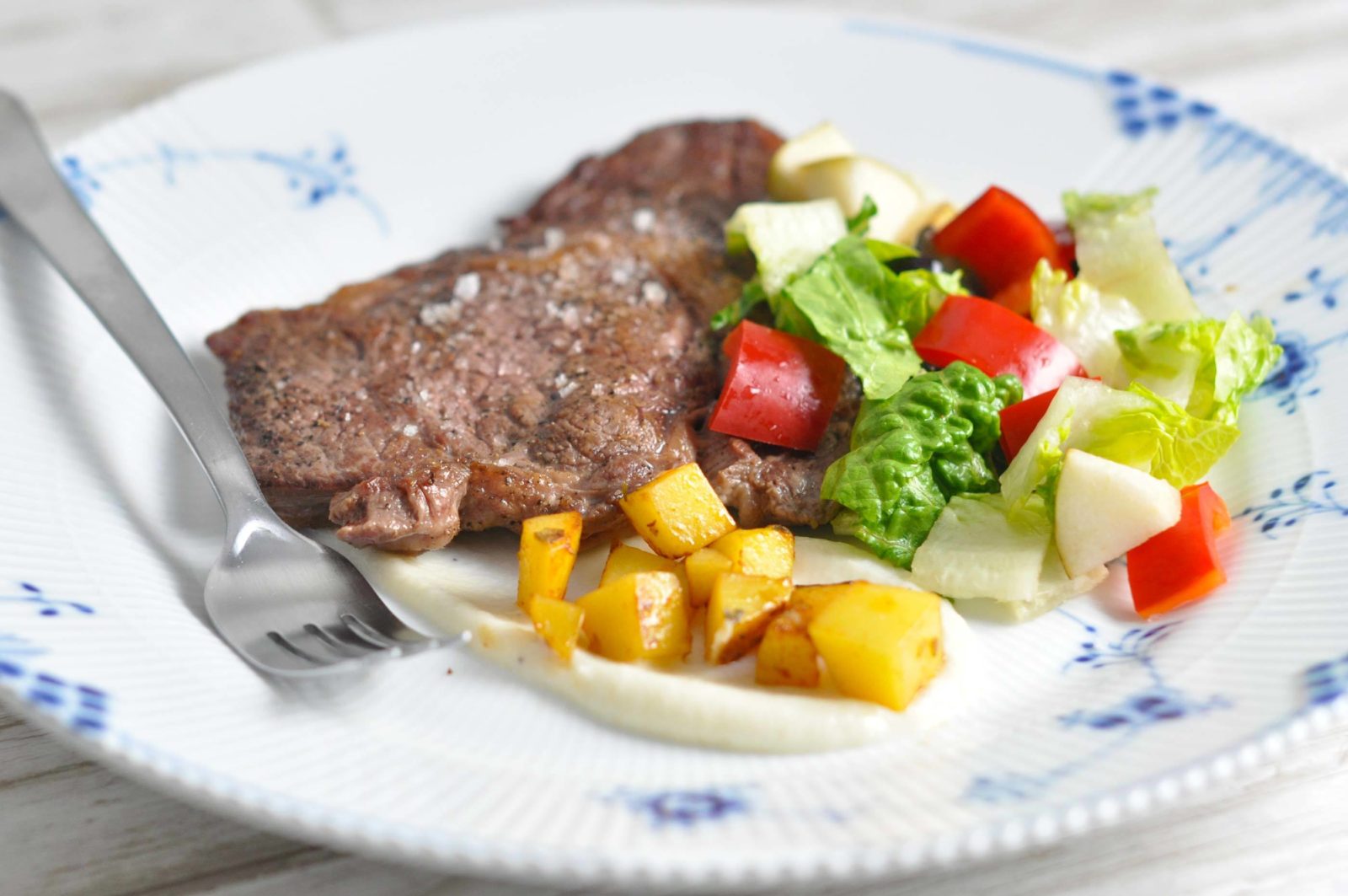 Steak with purée of Jerusalem artichoke, potatoes and salad