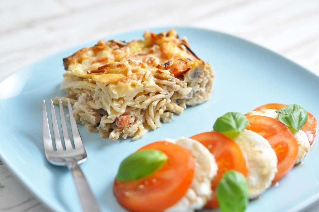 Pasta gratin with tomato salad