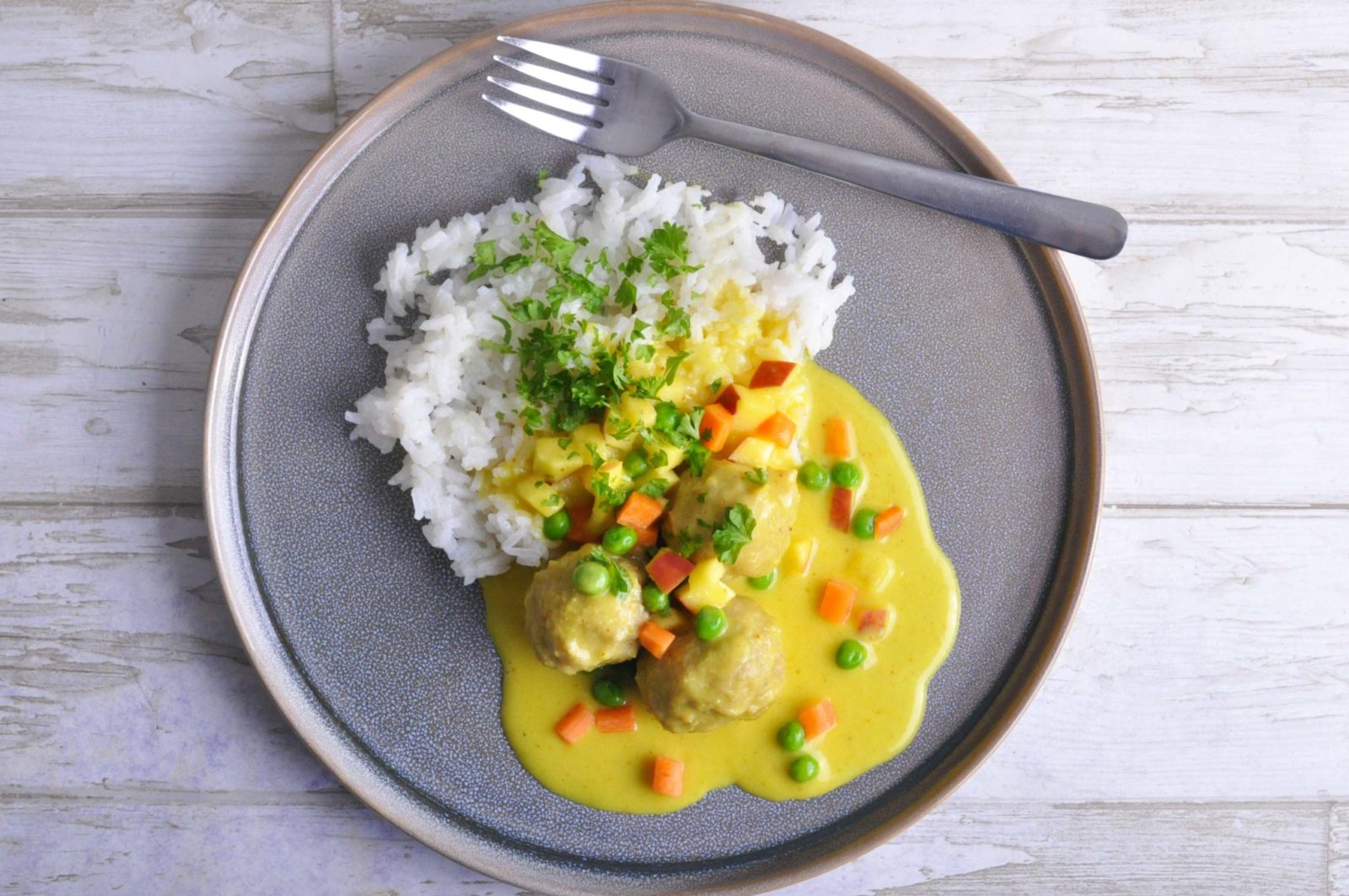 Quick and mild meatball curry - with dinner sausage