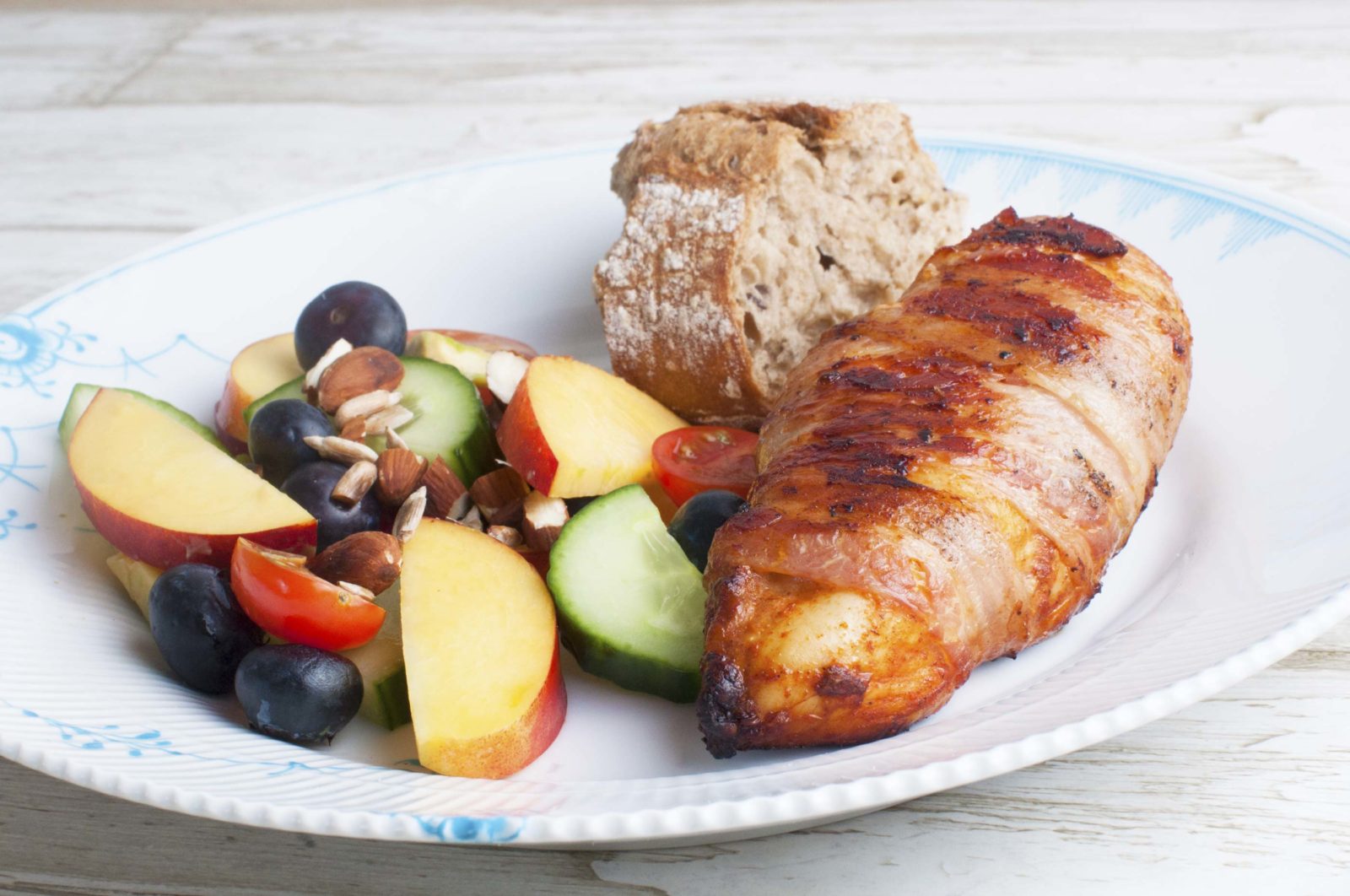 Bacon-wrapped chicken fillets with tasty summer salad