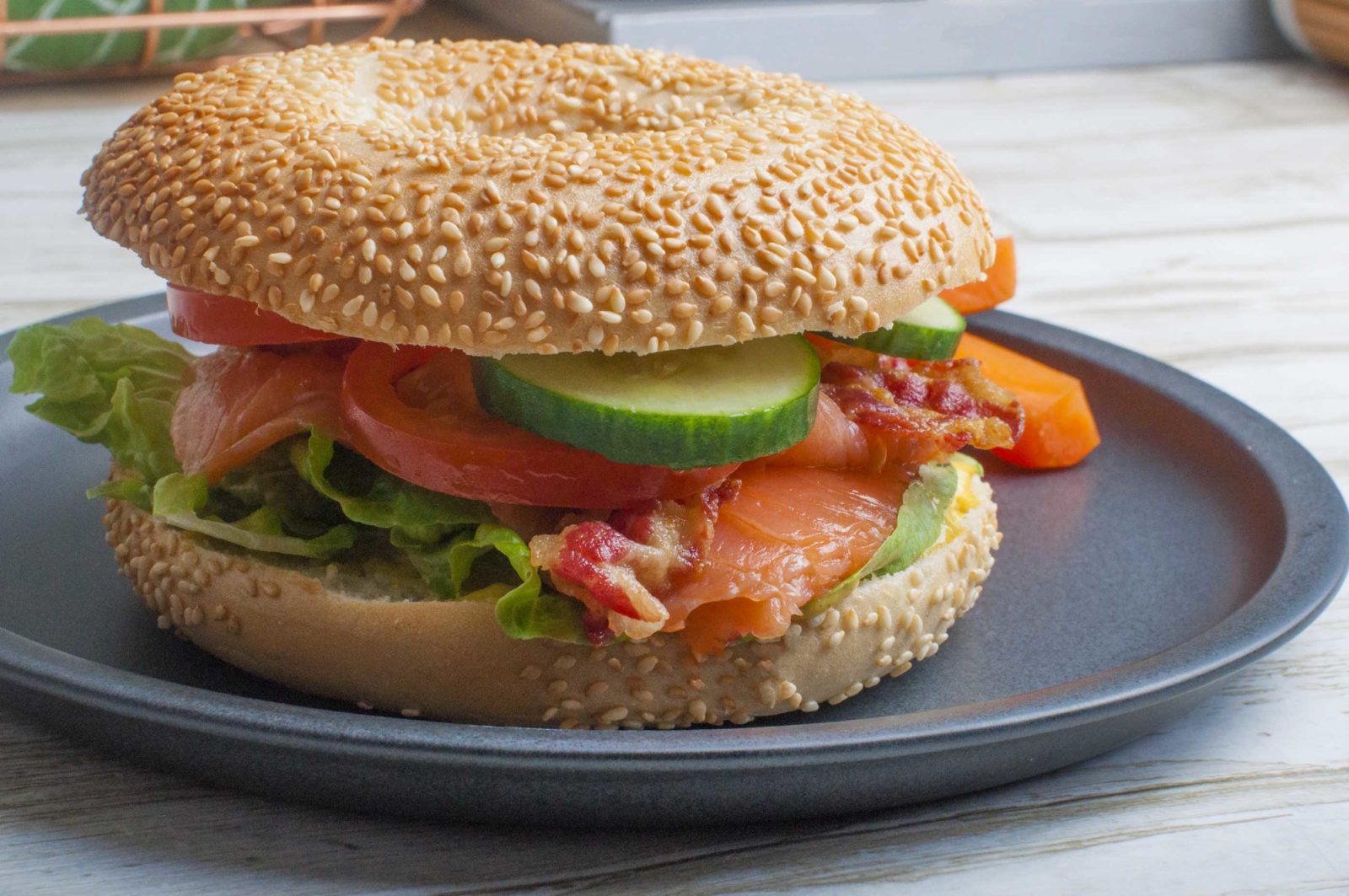 Bagels with smoked salmon, greens and curry dressing