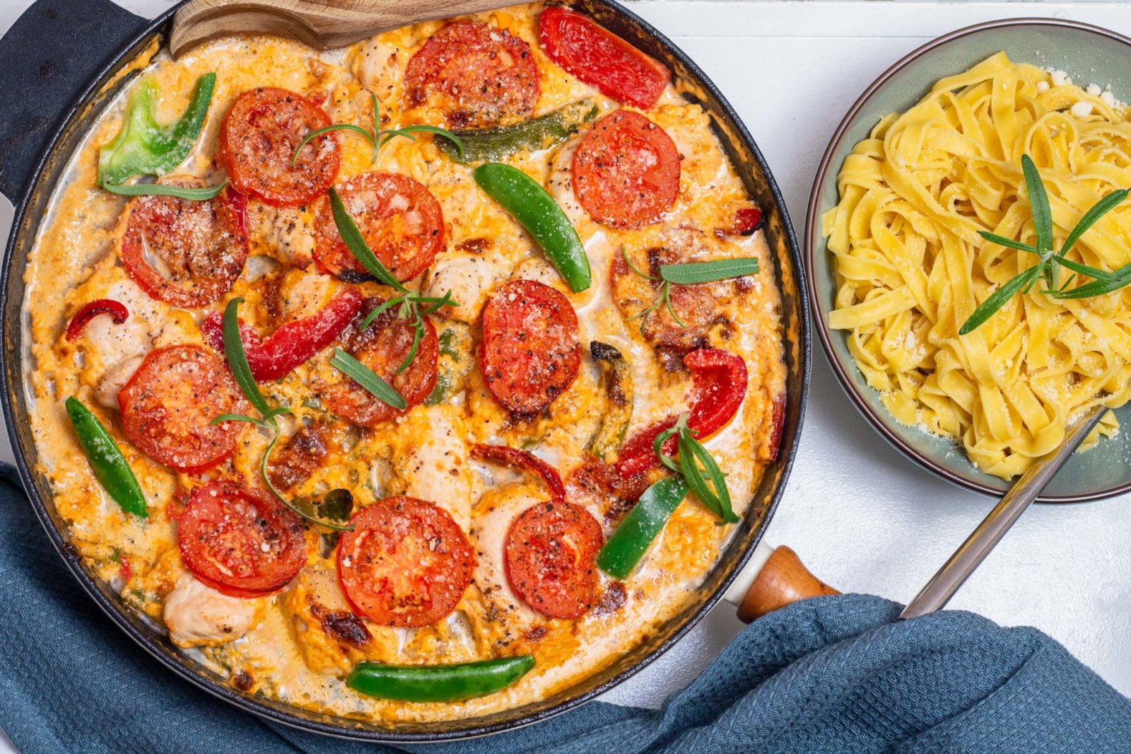 Ovenbaked chicken fillet with baked tomatoes and fresh pasta