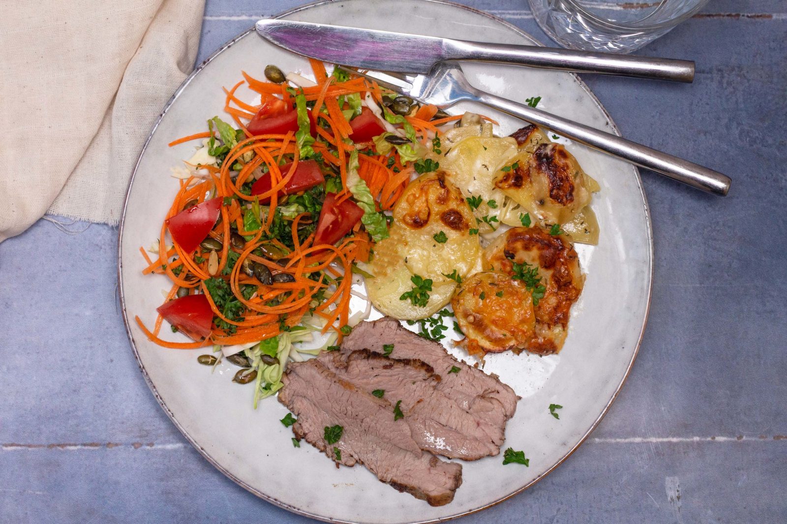 Veal culotte with creamy potatoes dauphinois and crispy salad