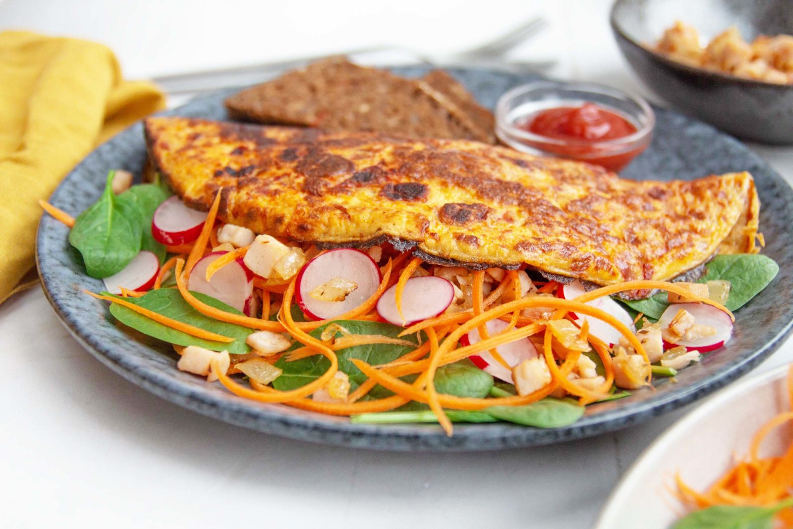 Omelettes with sundried tomatoes, chicken and radish