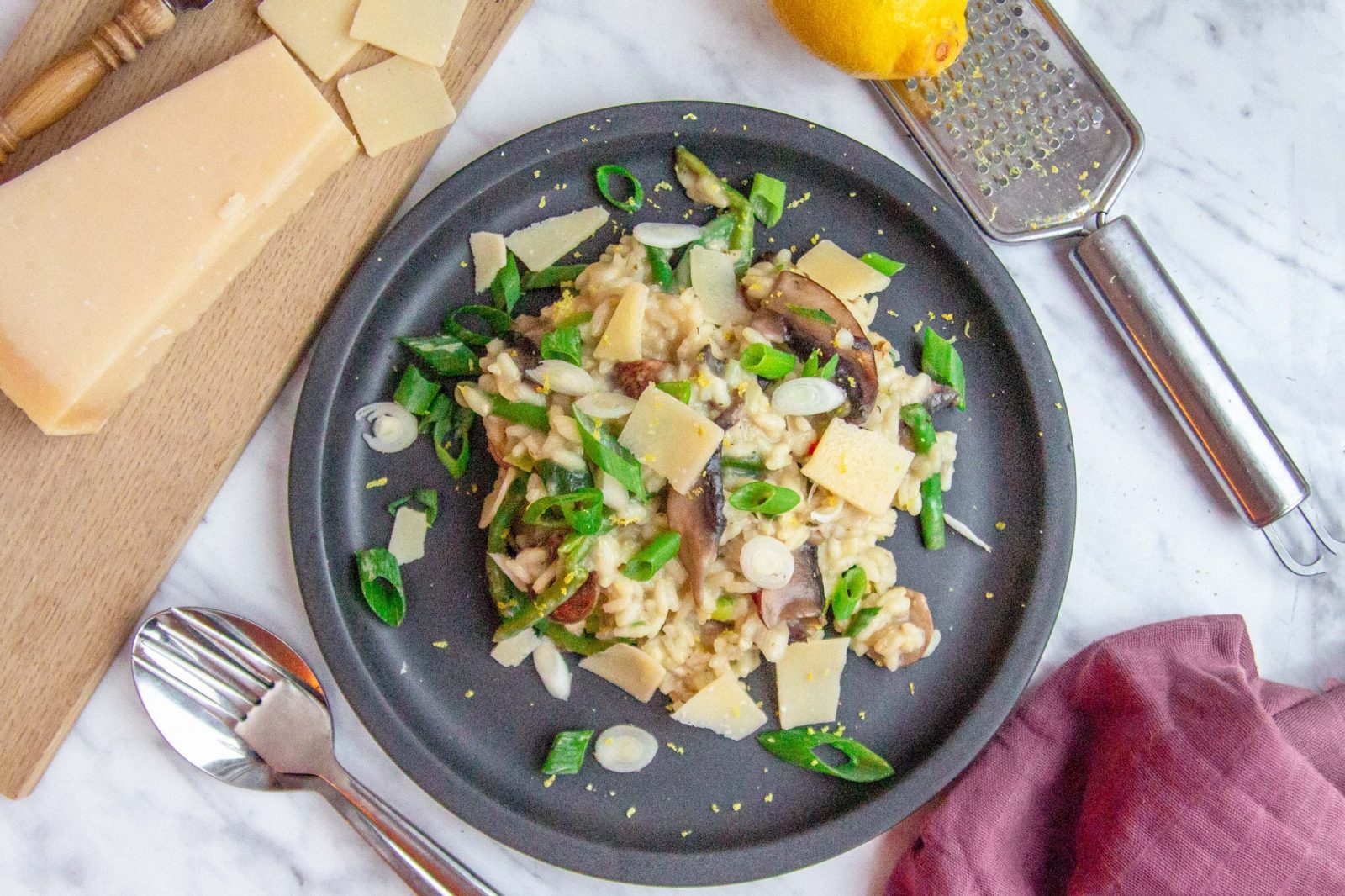 Simple risotto with mushrooms, spring onion and beans